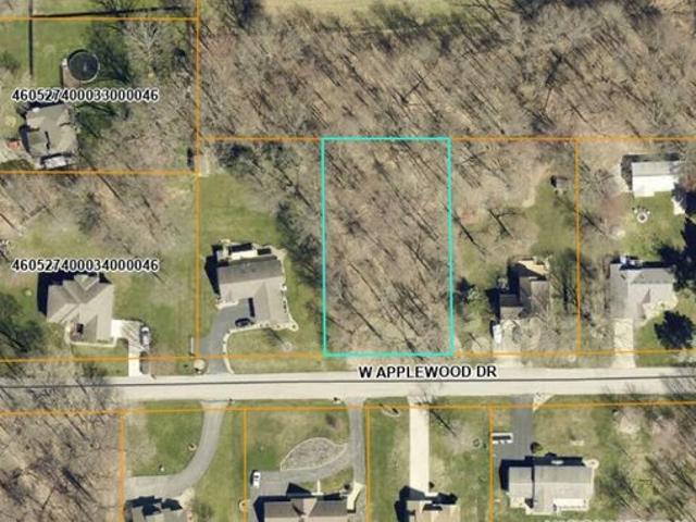 8033 W Applewood Dr, La Porte, IN 46350