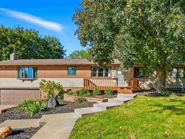 803 11th St, Kalona, IA 52247