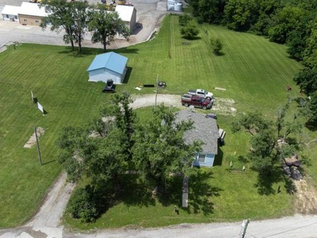 803 E 8th St, Cameron, MO 64429