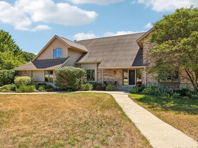 803 Knollwood Ct, Waukesha, WI 53188