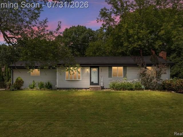 8045 Hillandale Dr, Independence, MI 48348