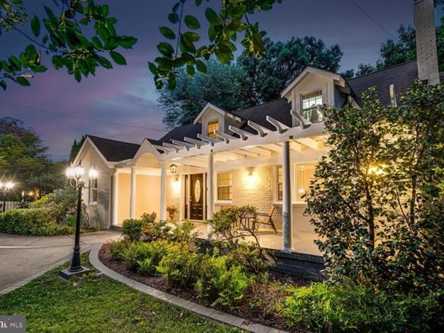 8049 Idylwood Rd, Dunn Loring, VA 22027