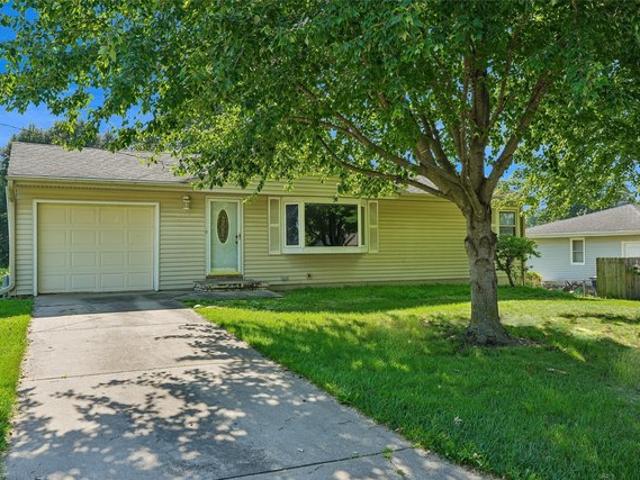 8041 Crestview Dr, Des Moines, IA 50320