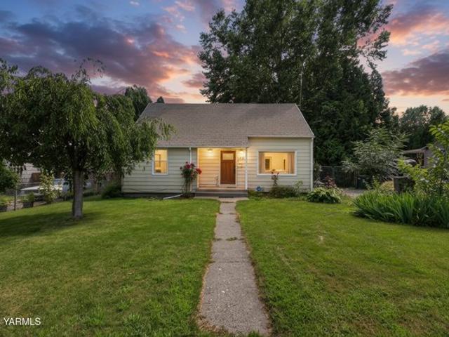 804 Crescent Dr, Grandview, WA 98930
