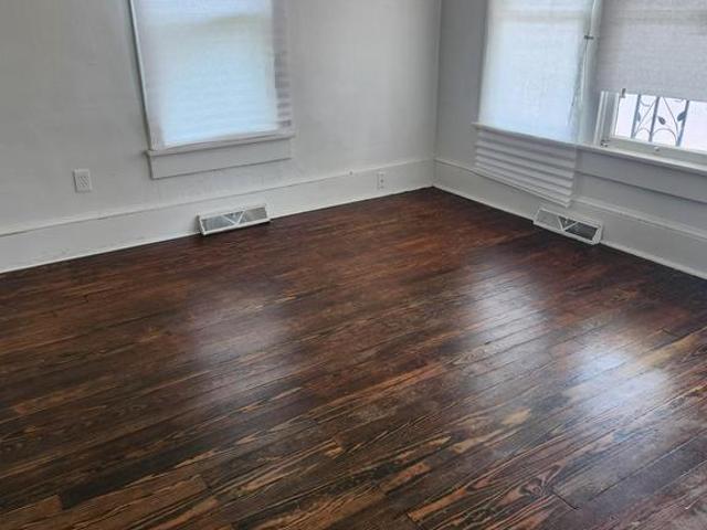 804 John Street W