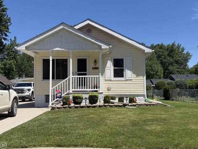 804 Waterloo St, Saint Clair, MI 48079