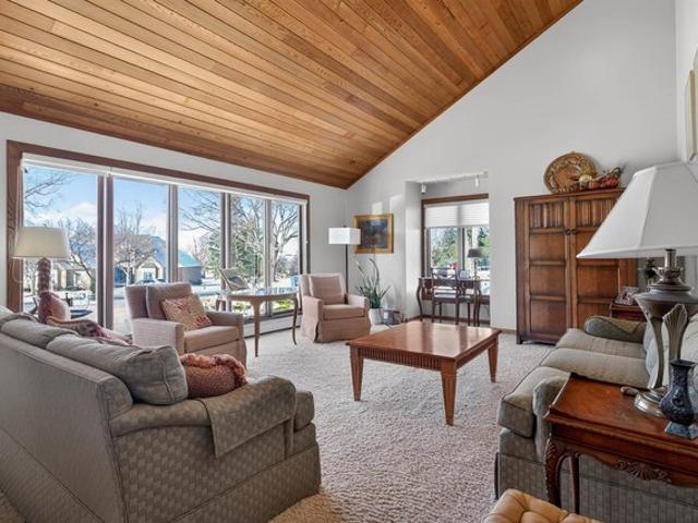 804 Walden Ln, Grundy Center, IA 50638