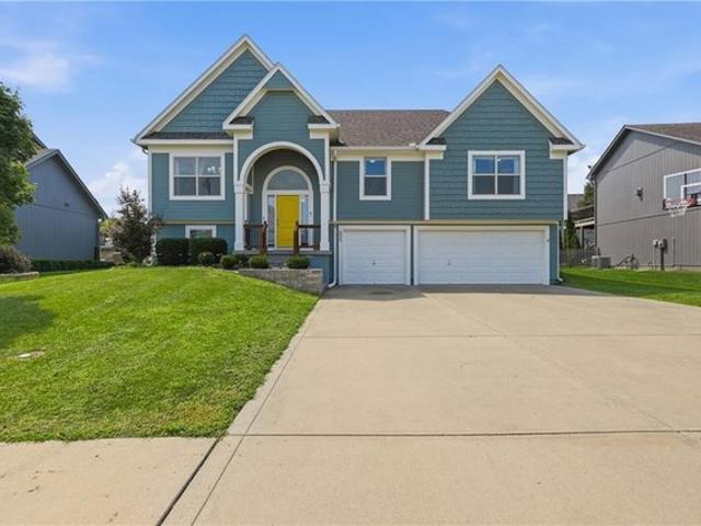 805 Bellflower Ln, Greenwood, MO 64034