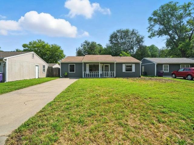 805 Brookwood Cir, Manhattan, KS 66502