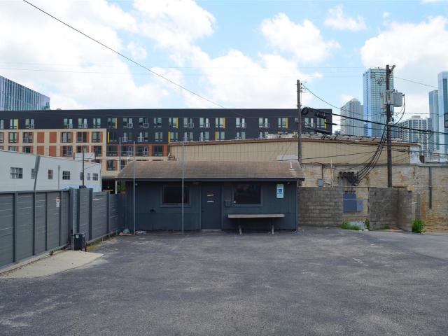 805 E 6th St