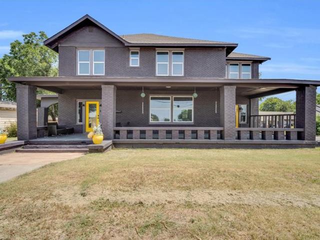 805 E Wise St, Bowie, TX 76230
