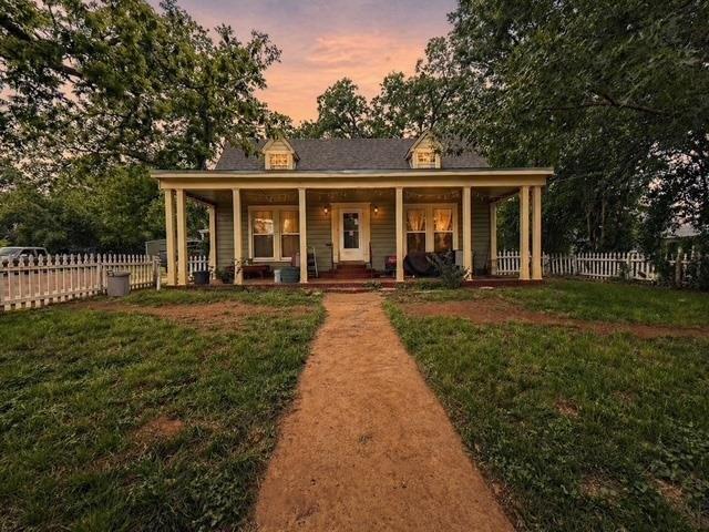 805 E Neches St, Palestine, TX 75801