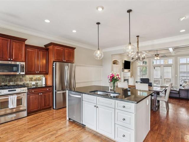 805 Highland Green Way NE
