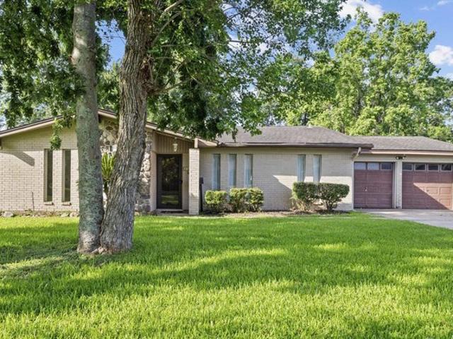 805 Lazy Ln, Port Neches, TX 77651