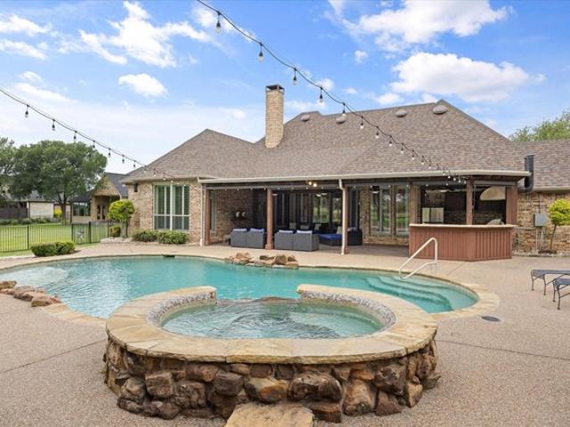 805 Mallard Pointe Dr, Granbury, TX 76049