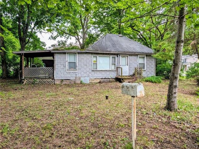 805 N Center St, East Syracuse, NY 13057
