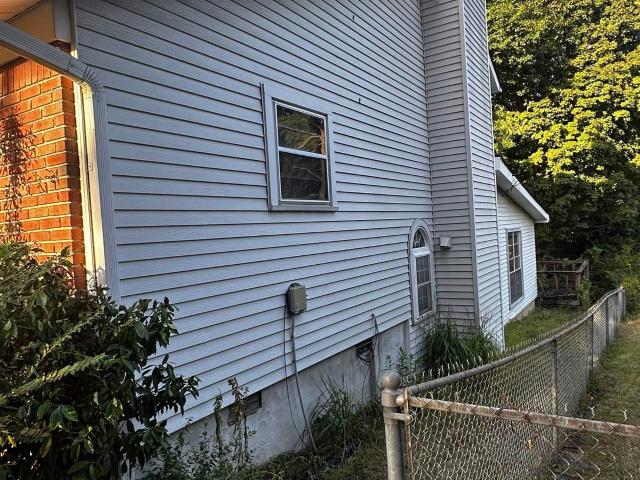 805 Newcomb
