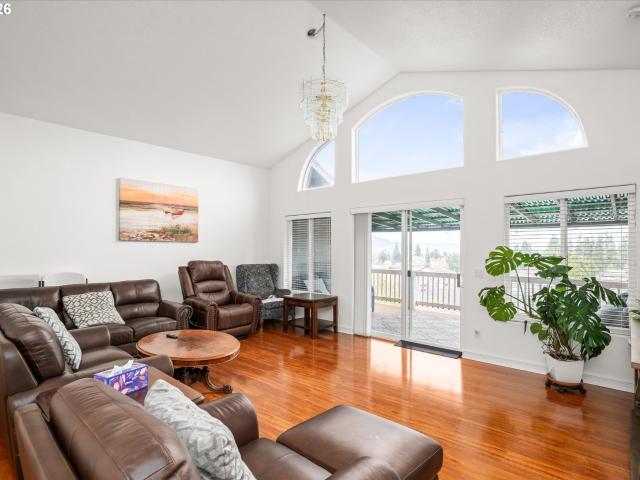 805 queens ave