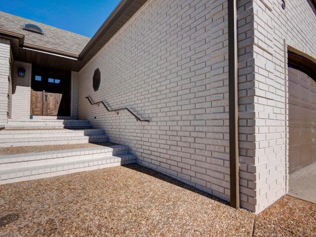 805 W Briarwood Lane