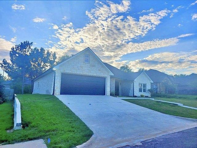 805 Woodridge Cir, Longview, TX 75601