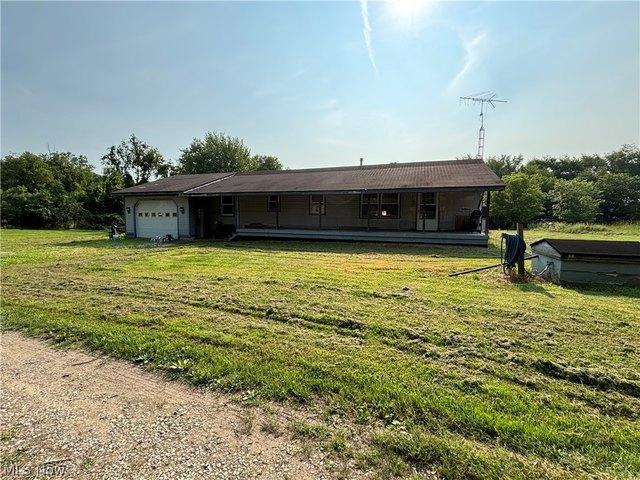 8064 Pinoak Dr SW, Carrollton, OH 44615