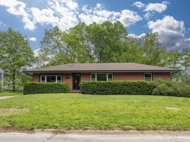 8065 Dema Dr, Des Moines, IA 50320