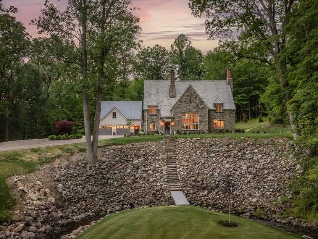 8061 Chagrin Road