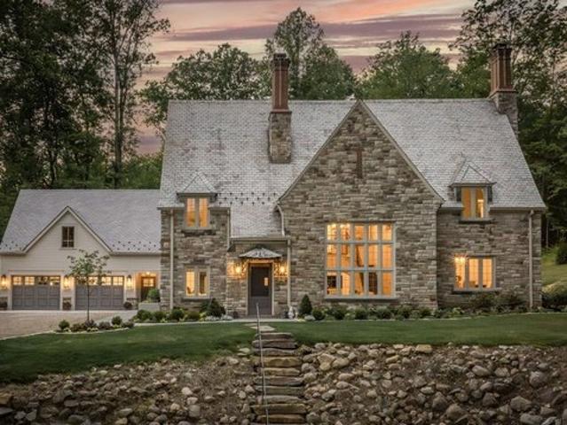 8061 Chagrin Rd, Chagrin Falls, OH 44023