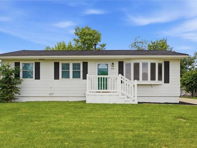 806 29th St NW, Cedar Rapids, IA 52405
