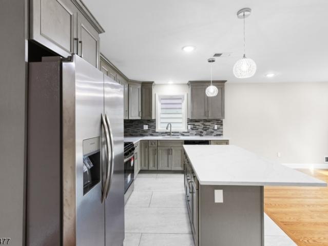 806 2Nd Ave