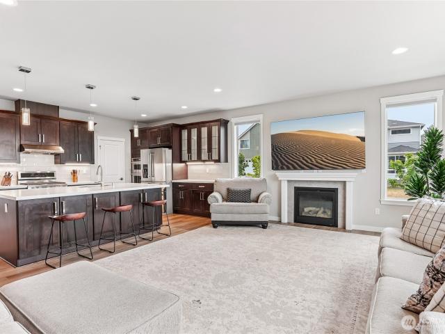 806 76th Drive SE