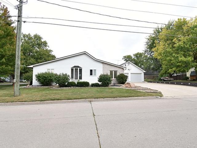 806 9th Ave SW, Independence, IA 50644