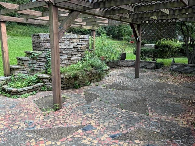 806 Crestview Drive