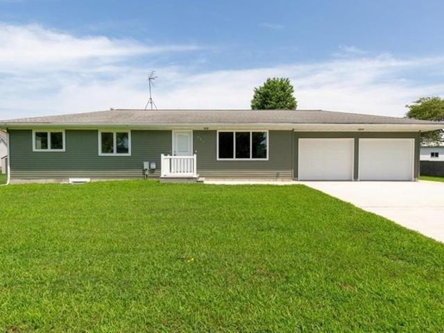 806 Gray St, Aplington, IA 50604