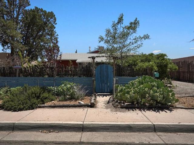 806 Delamar Ave NW, Albuquerque, NM 87107