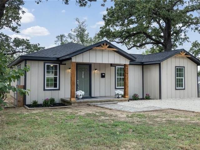 806 E 1st St, Hearne, TX 77859