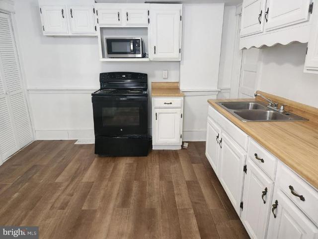 806 John Street W