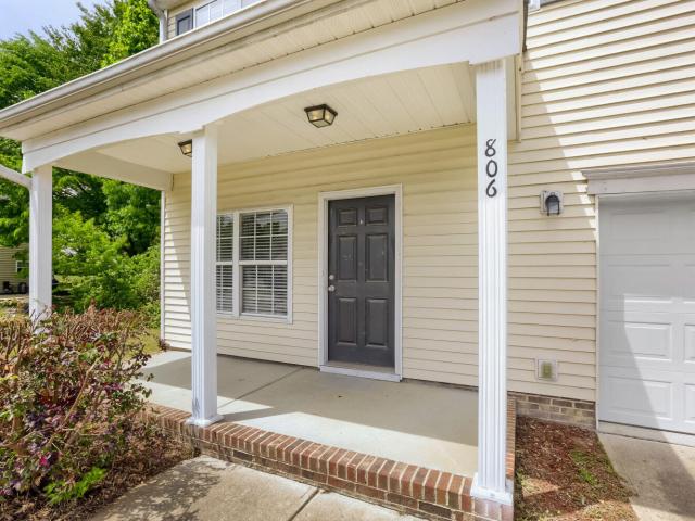 806 Laurens Way