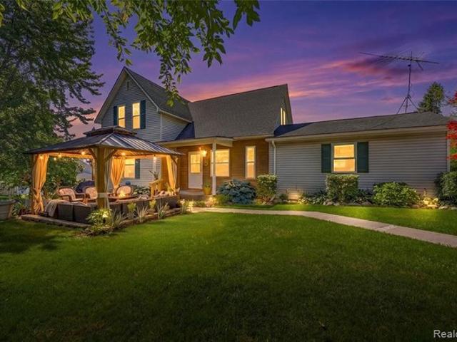806 S 10th St, Saint Clair, MI 48079