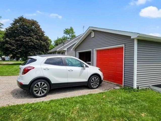 806 S Iowa St, Ashmore, IL 61912