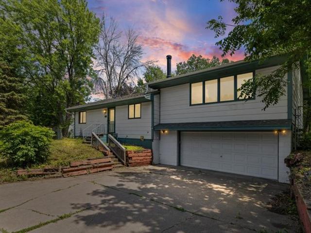 806 Parkway Dr, Saint Paul, MN 55106