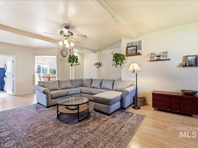 806 W Logan St