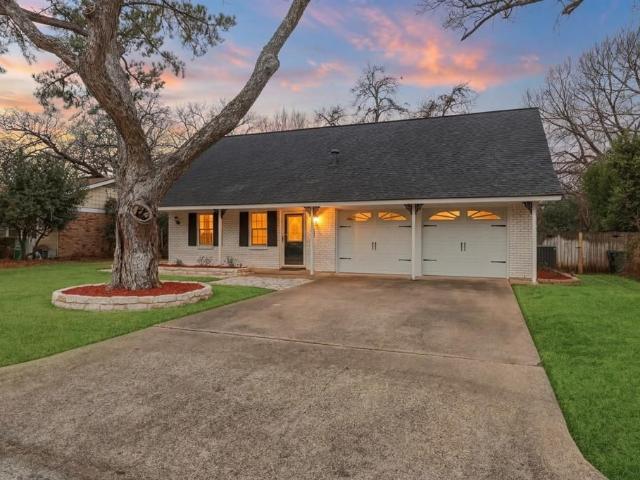 806 Waggoner Dr, Arlington, TX