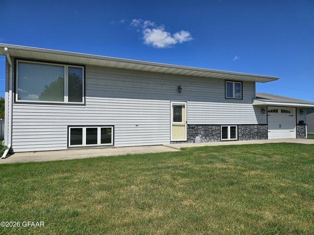 806 Westwood Ave, Larimore, ND 58251