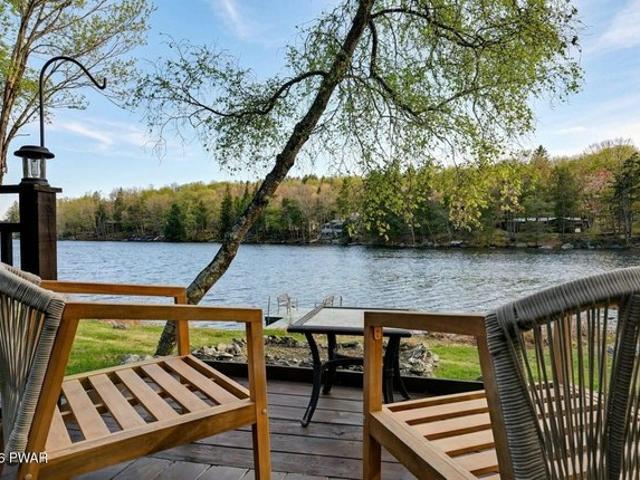 806 Widgeon Ct, Lords Valley, PA 18428