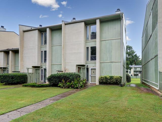 806 village Lane