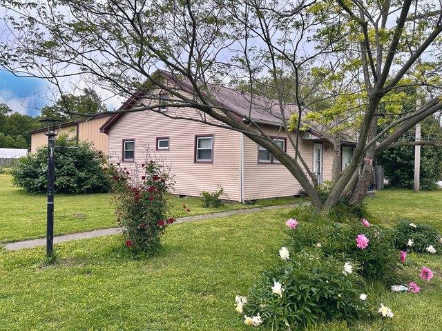 8075 Old Highway 50, Flora, IL 62839