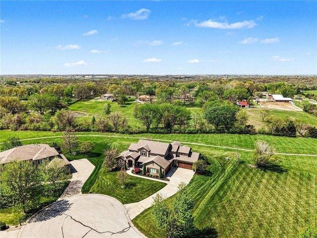 8070 NW Masters Ln, Parkville, MO 64152