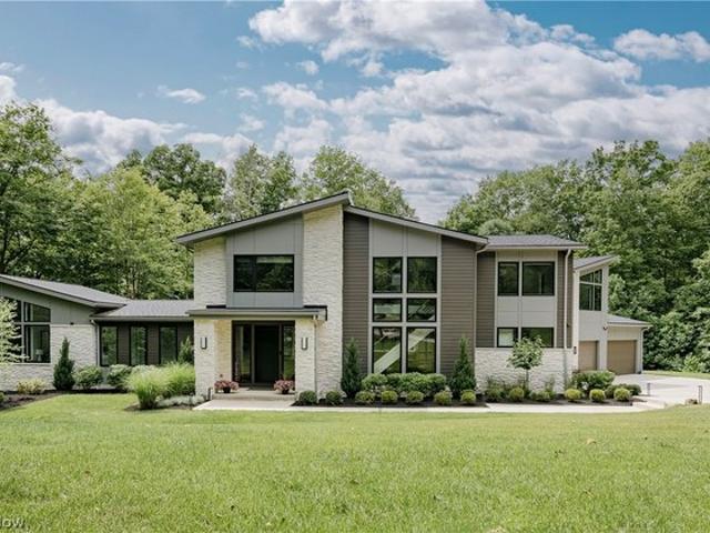 8070 Tulip Ln, Chagrin Falls, OH 44023
