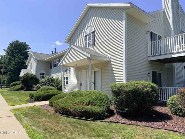 807 Cambridge Manor Dr, Scotia, NY 12302